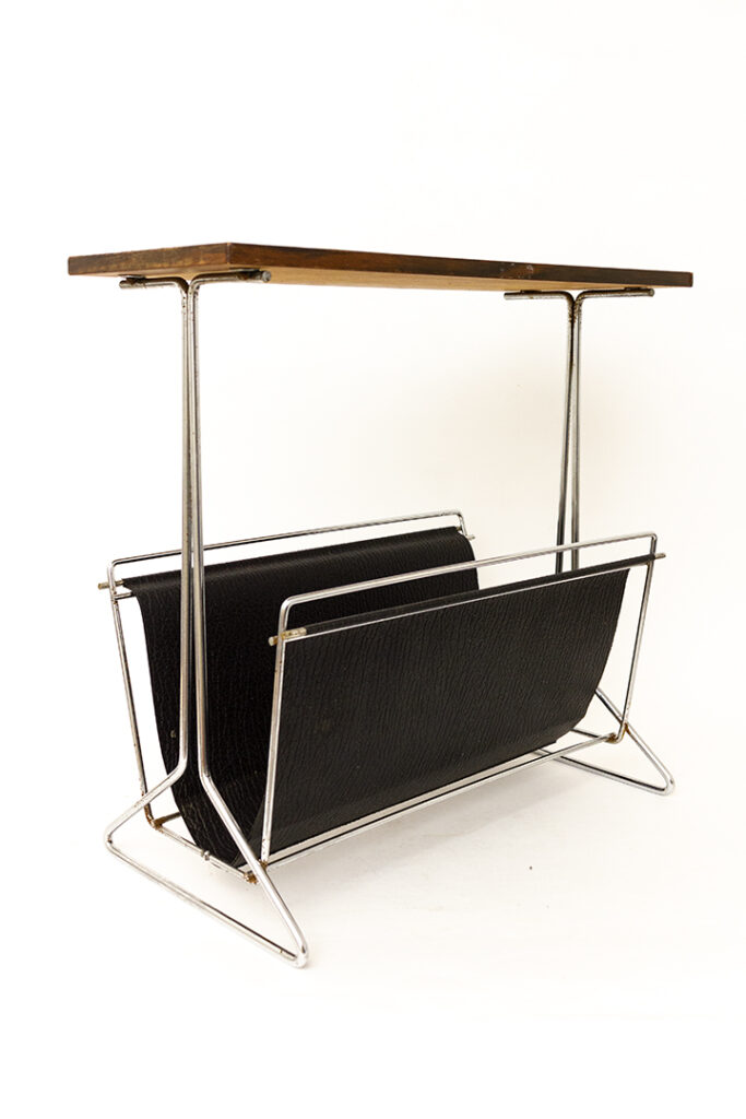 Jaren 60 lectuurbak zwart skai-leer en houtfineer plankje - Froufrou's