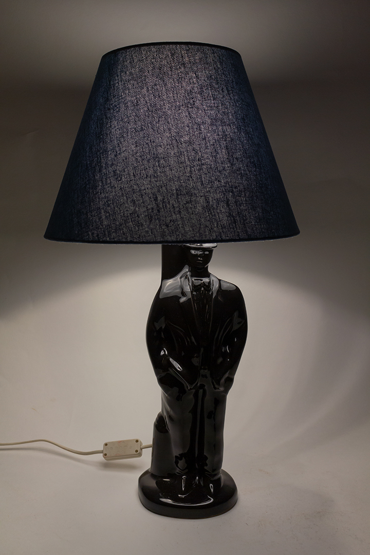 Jaren 80 lamp met zwarte keramieken voet in de vorm van een mannetje ...
