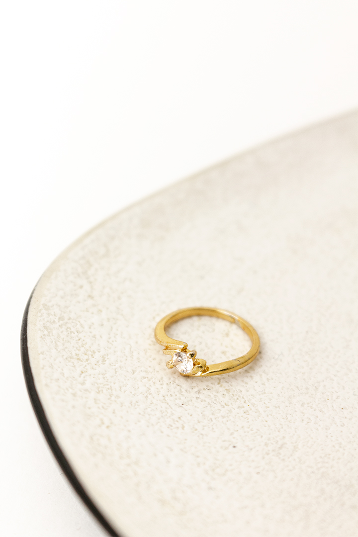 Vintage goudkleurige ring met transparant steentje - Froufrou's