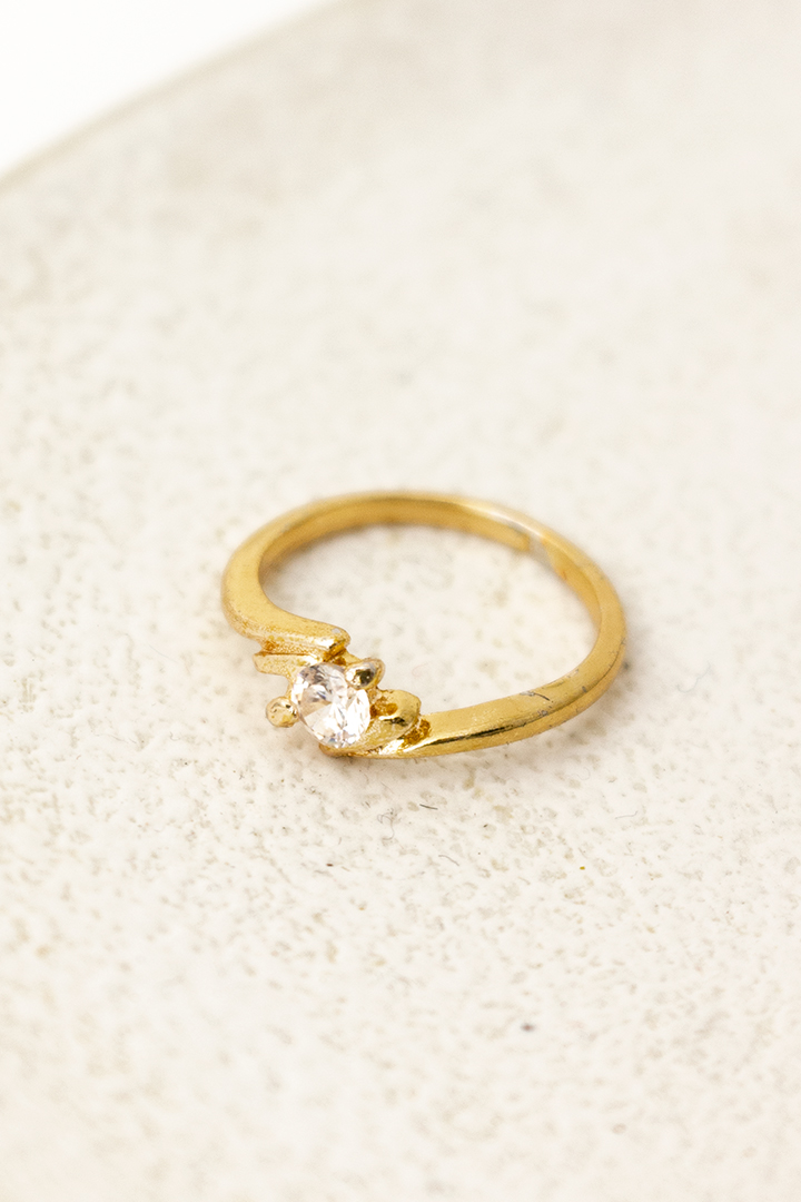 Vintage goudkleurige ring met transparant steentje - Froufrou's