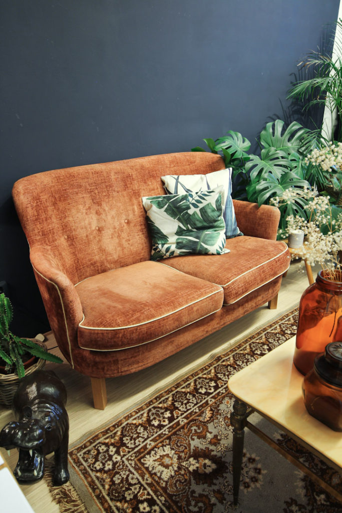 Vintage oudroze / bloedoranje bank en fauteuil met witte bies - Froufrou's