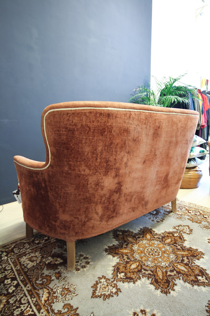 Vintage oudroze / bloedoranje bank en fauteuil met witte bies - Froufrou's