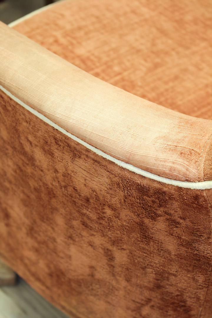 Vintage oudroze / bloedoranje bank en fauteuil met witte bies - Froufrou's